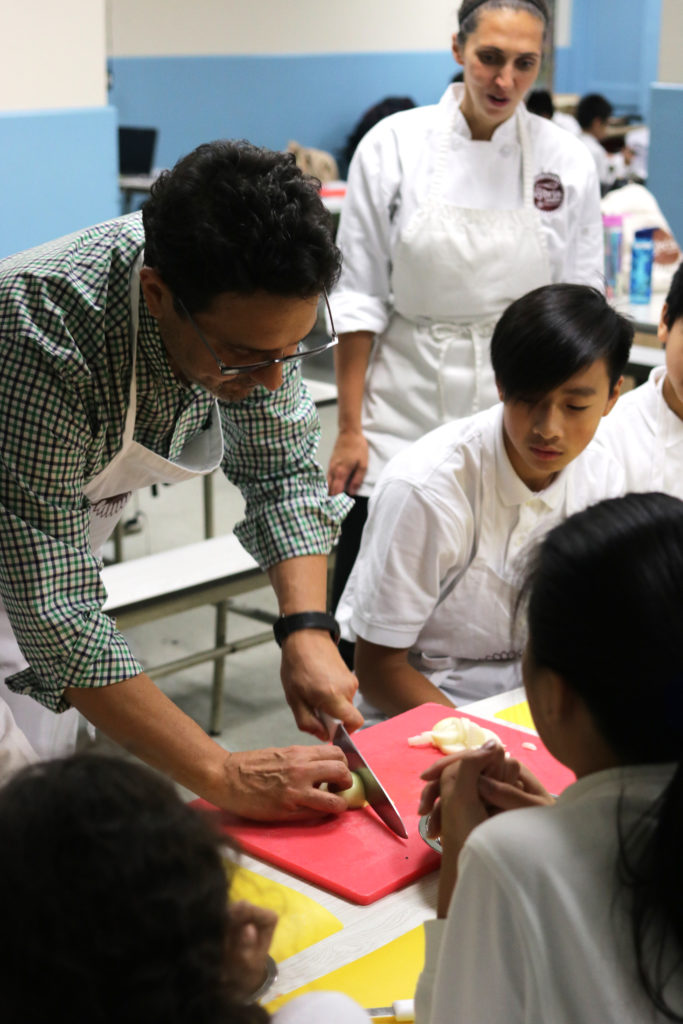 Jonathan Raiola Visits Cooks for Health Class - The Sylvia Center