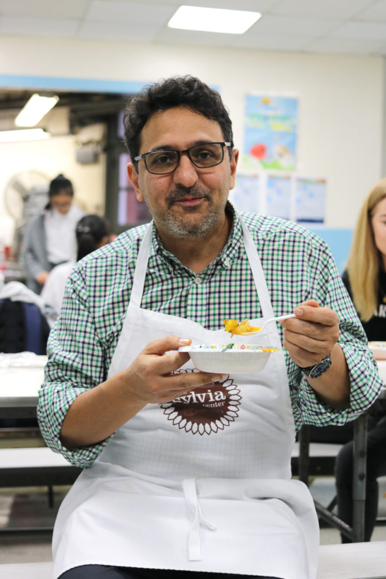 Jonathan Raiola Visits Cooks for Health Class - The Sylvia Center